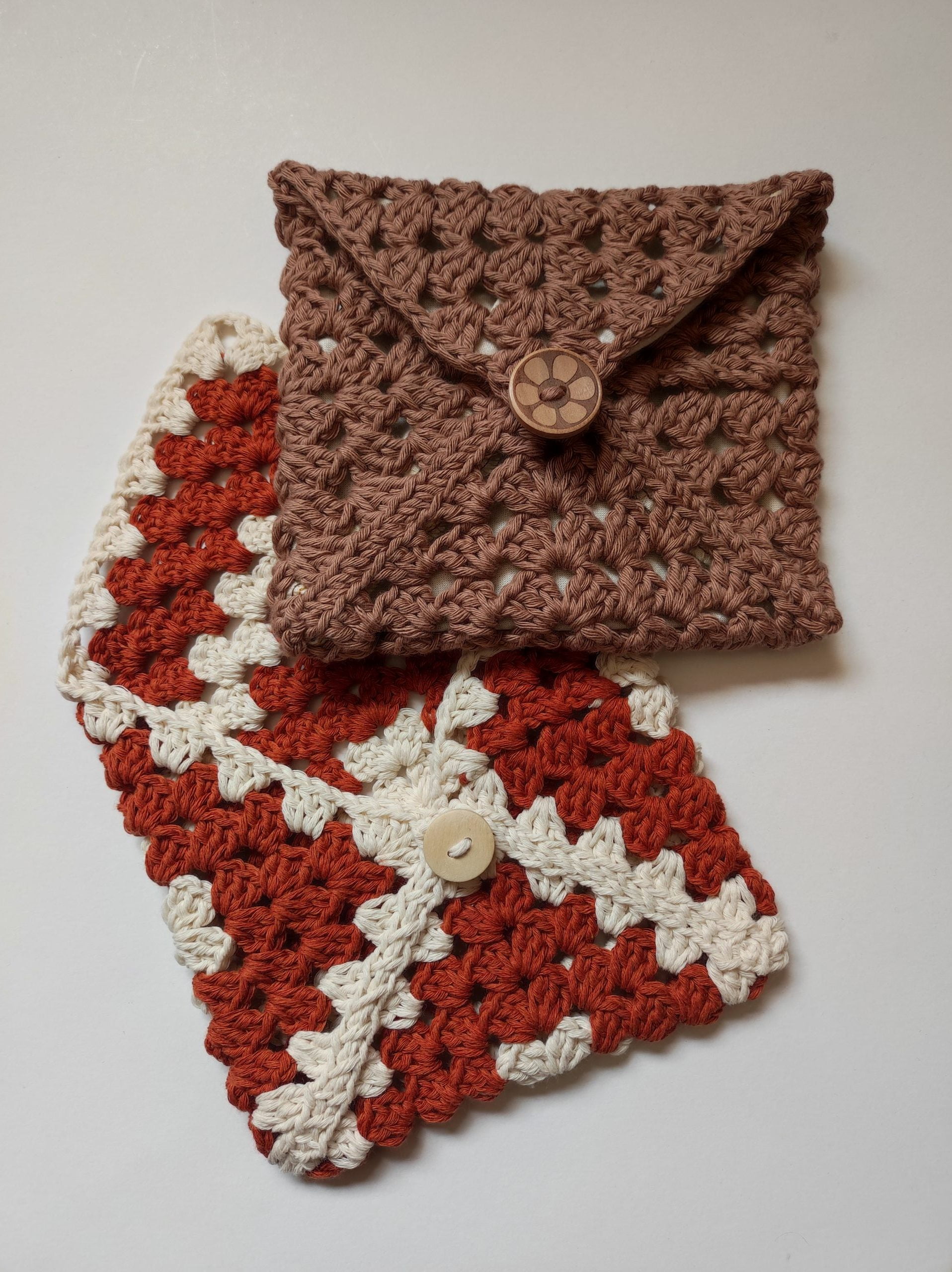 Kvačkana “GRANNY TOALETKA” – Pisana Nitka – Svet preje in ustvarjanja